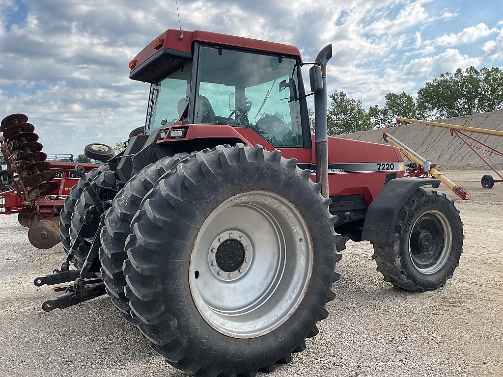 Case IH 7220 Magnum MFWD Tractor