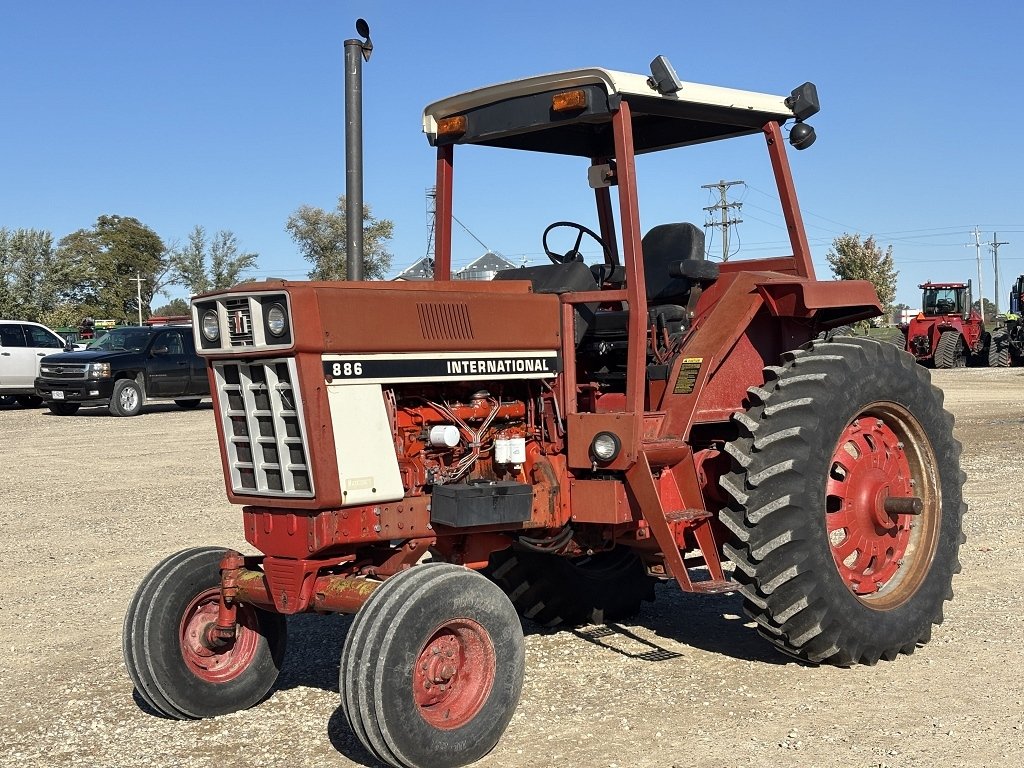 International 886 2WD Tractor