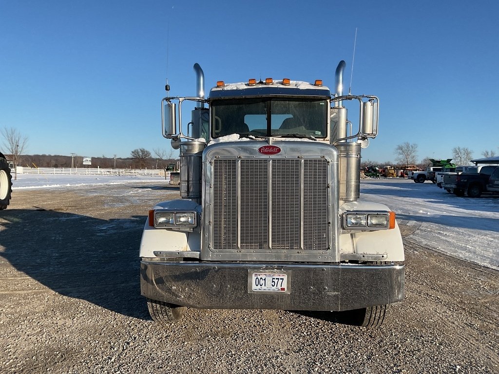 2006 Peterbilt 379 Short Nose Semi Truck