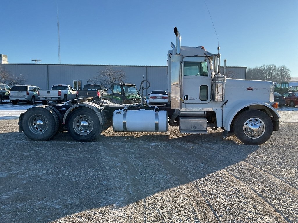 2006 Peterbilt 379 Short Nose Semi Truck