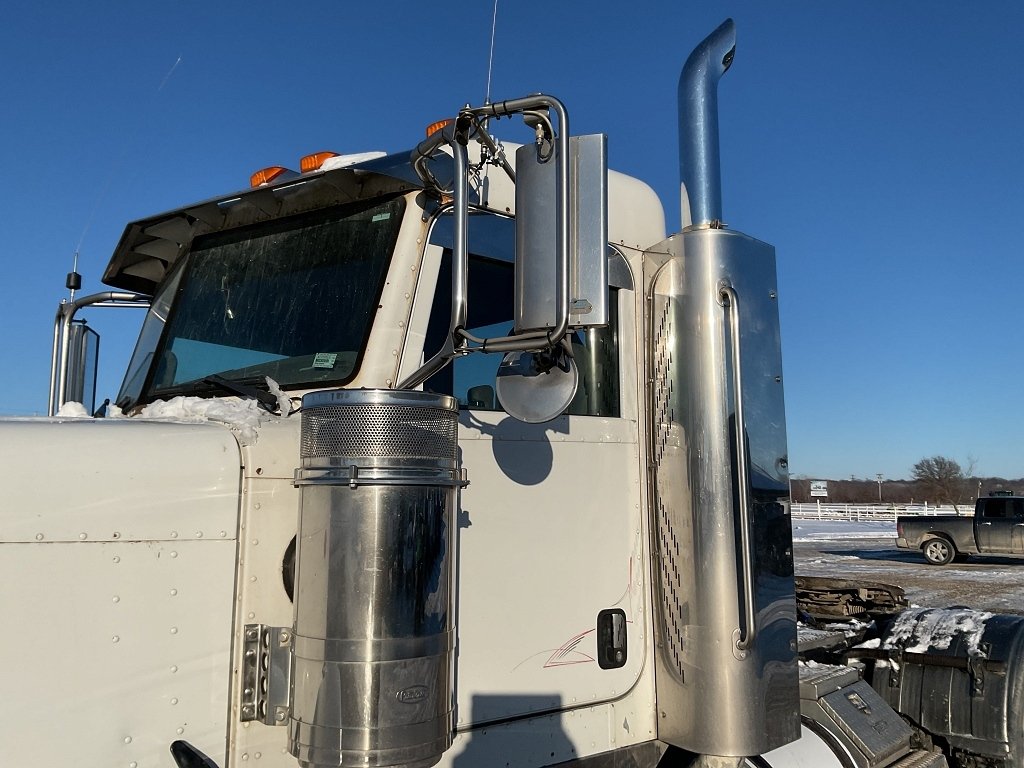 2006 Peterbilt 379 Short Nose Semi Truck