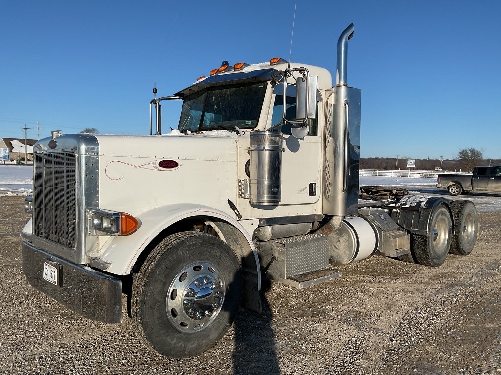 2006 Peterbilt 379 Short Nose Semi Truck