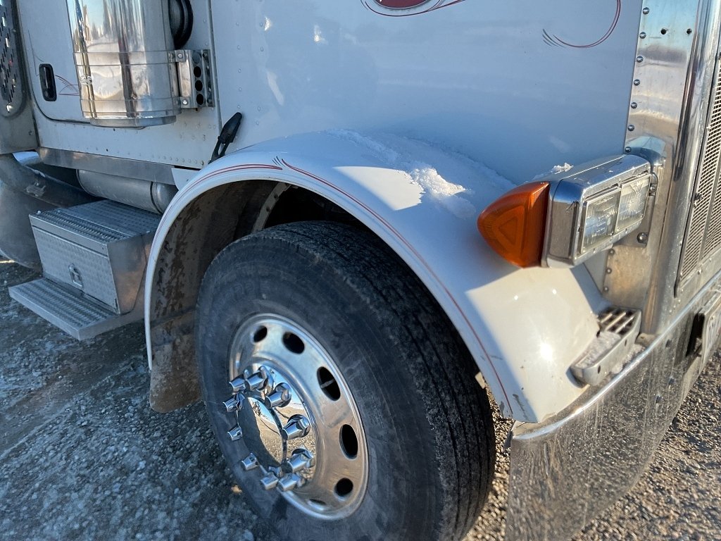 2006 Peterbilt 379 Short Nose Semi Truck