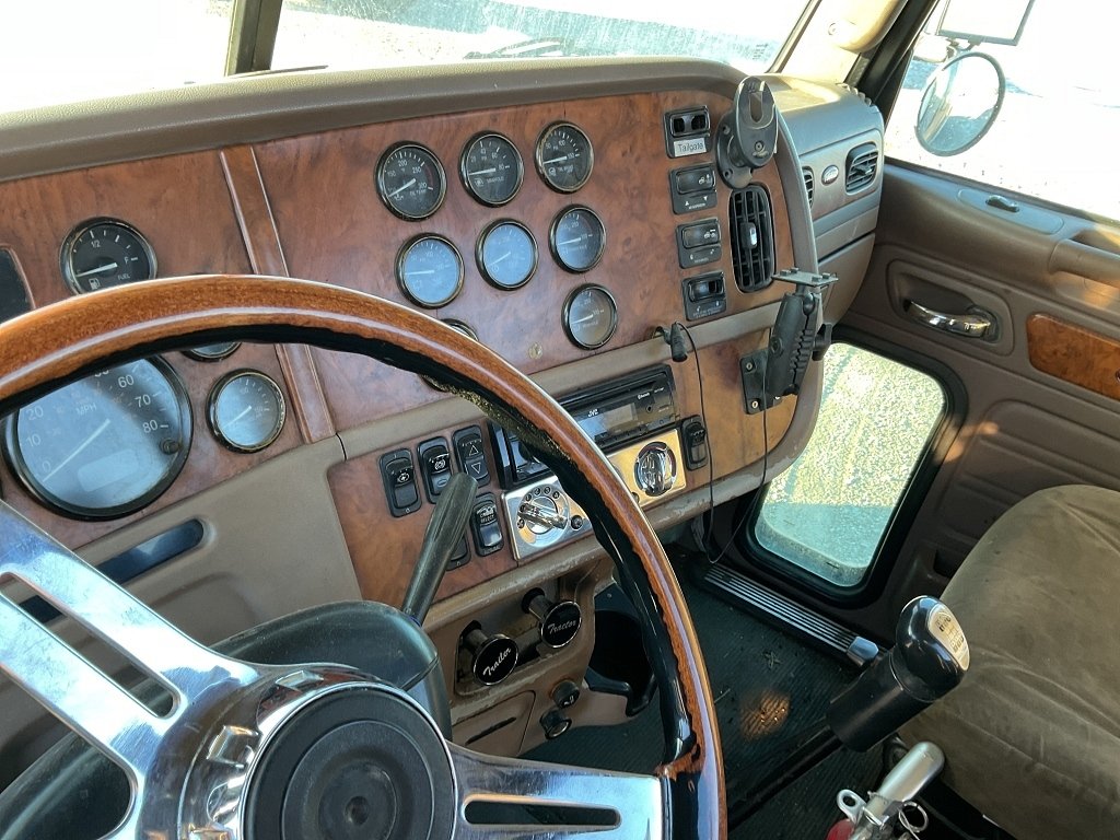 2006 Peterbilt 379 Short Nose Semi Truck