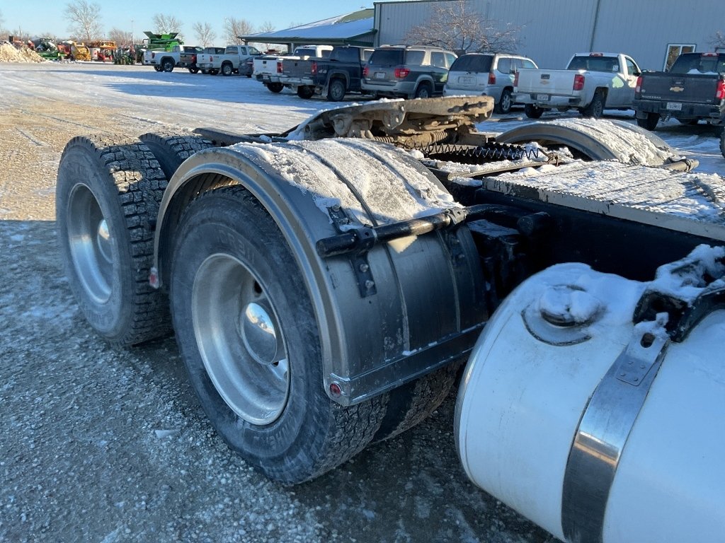 2006 Peterbilt 379 Short Nose Semi Truck