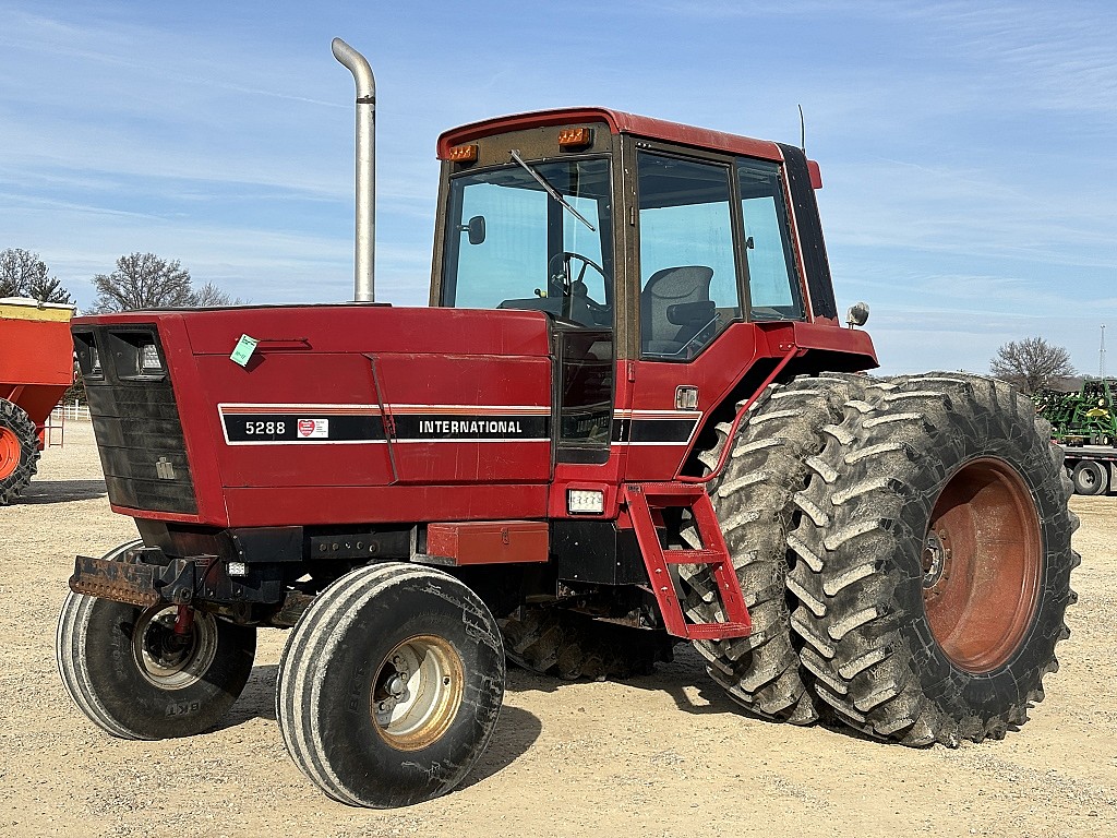 1984 International 5288 2WD Tractor